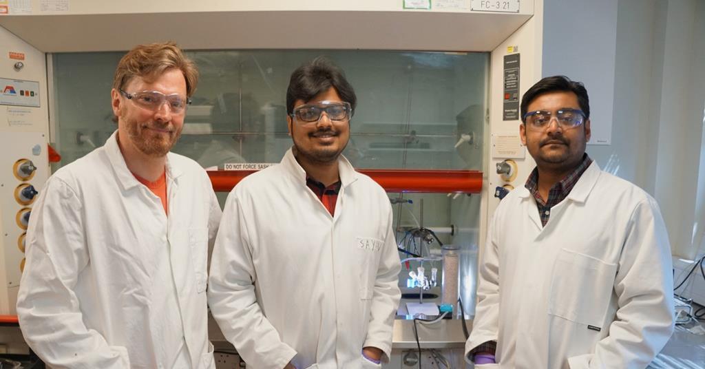 Plastic waste and CO2 converted into hydrogen and feedstock chemical ...