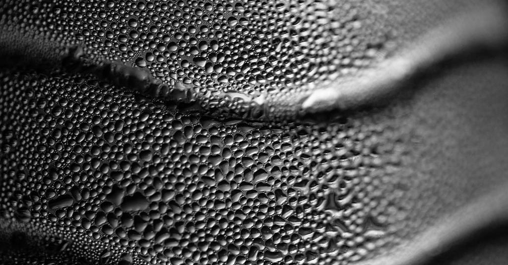 Gravity-defying droplets race upside down on super slippery surface ...