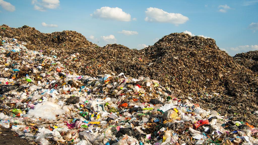 Catalyst turns mixed plastic waste into natural gas | Research ...