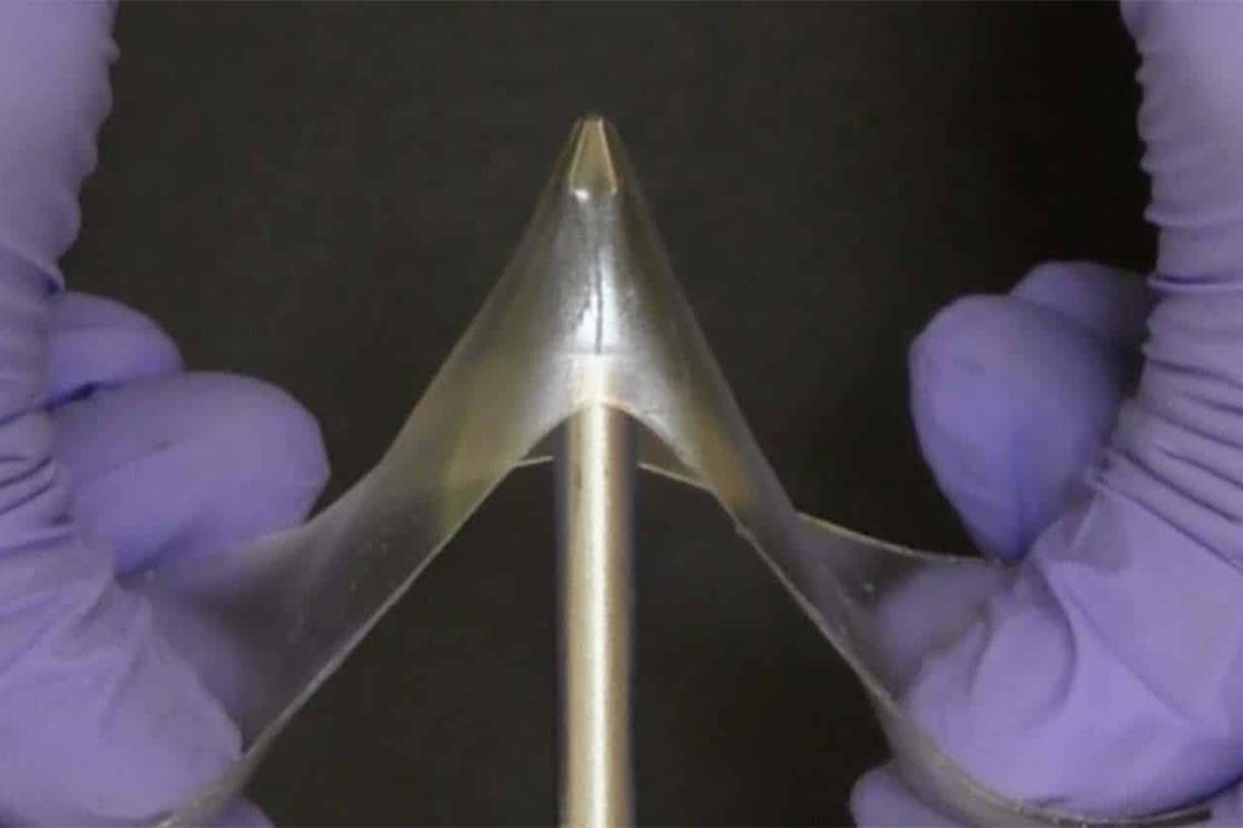 Glassy gel superpolymer is sticky and can self-heal but is also hard ...