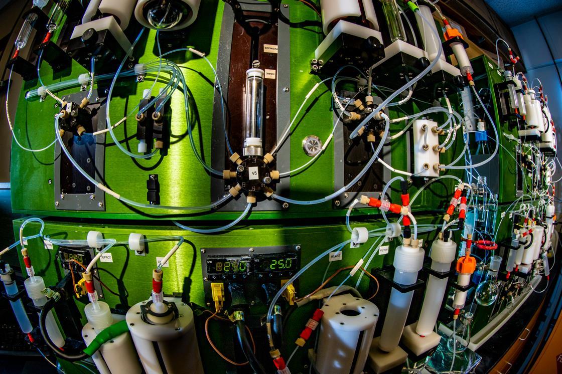 Robot chemist snaps 3D building blocks together like Lego to make ...