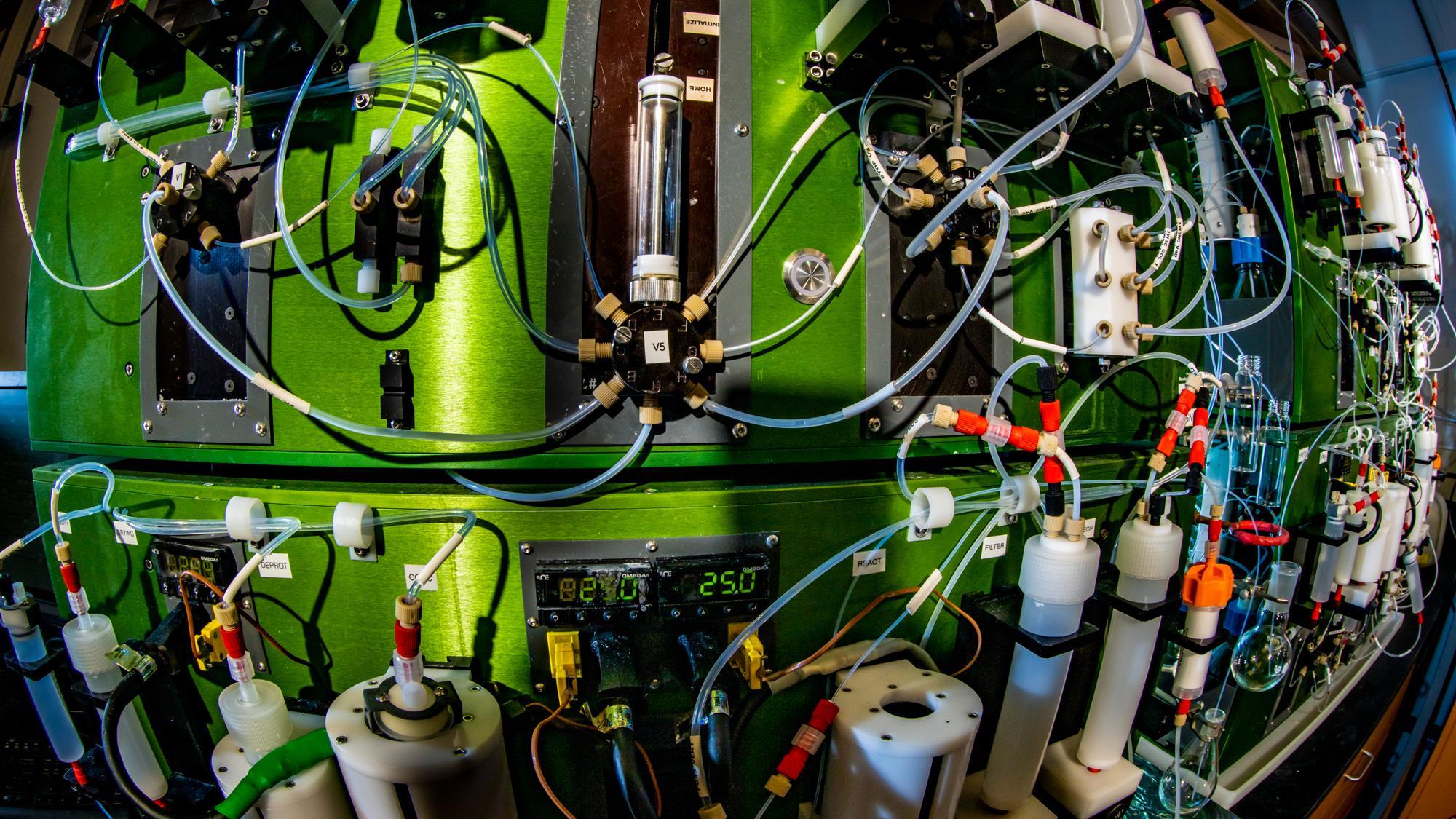 Robot chemist snaps 3D building blocks together like Lego to make ...