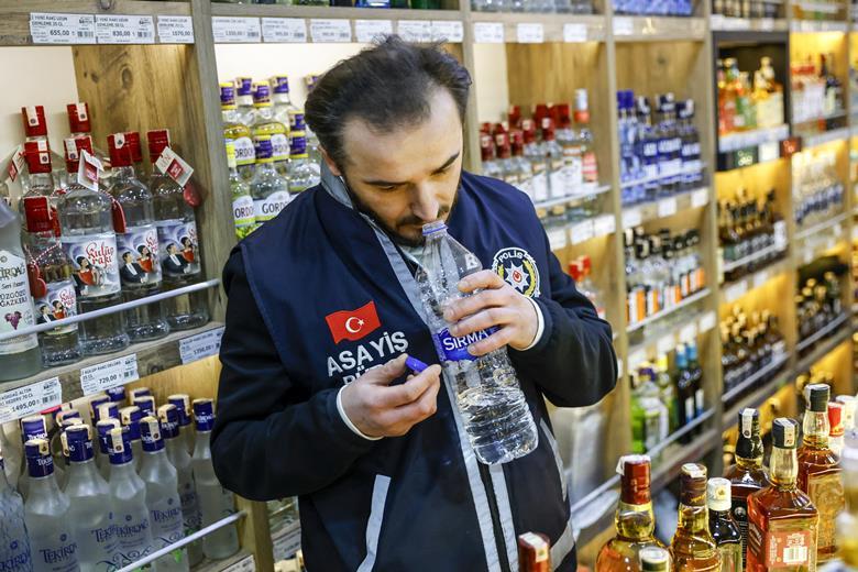 Methanol poisoning: how this toxic alcohol contaminates drinks and ...