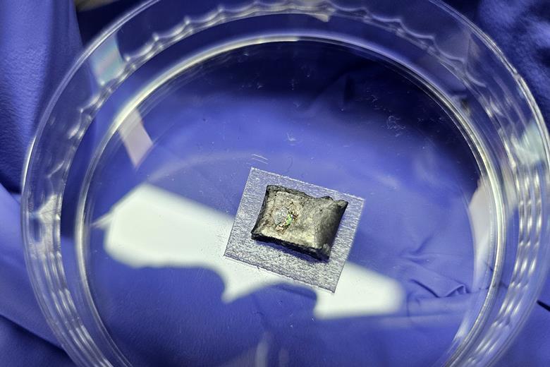 Liquid metal synthesis of diamonds achieved at atmospheric pressure ... Liquid metal synthesis of diamonds achieved at atmospheric pressure ...